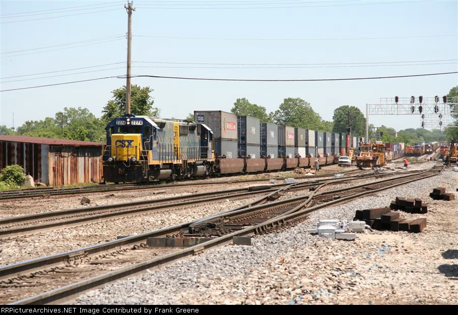 CSX 2274 westbound with an intermodal trainsfer to the UP's Marion AR yard.